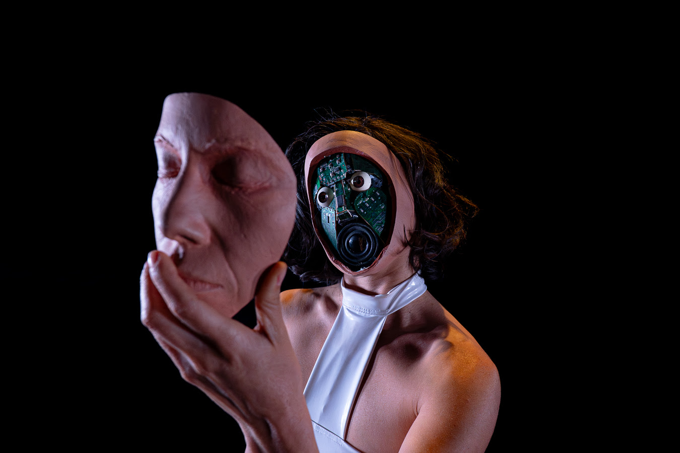 Humor, retrofuturismo y fembots: Obra “La invivible” alista su estreno ...